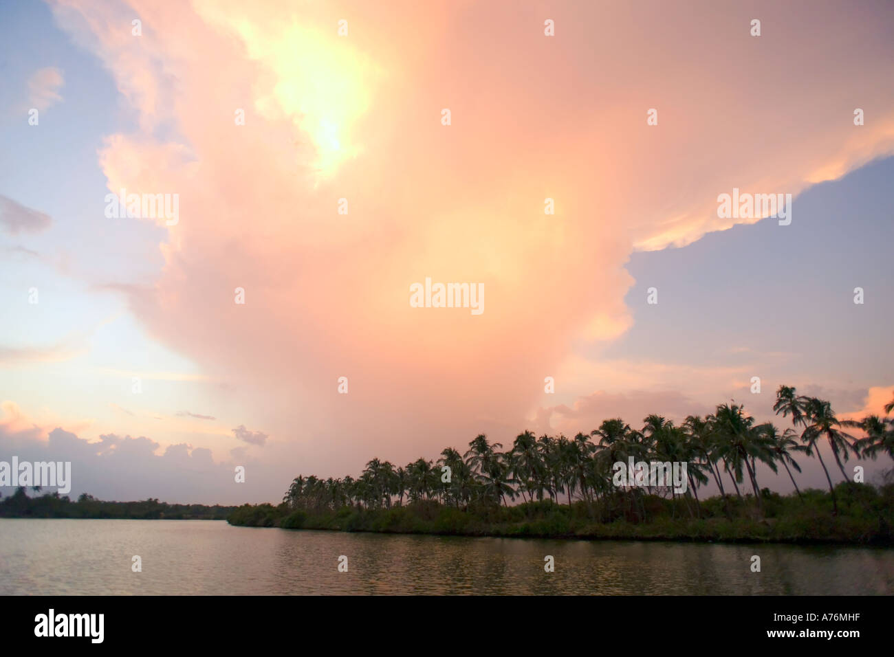 Water sky cloud scene goa india hi-res stock photography and images - Alamy