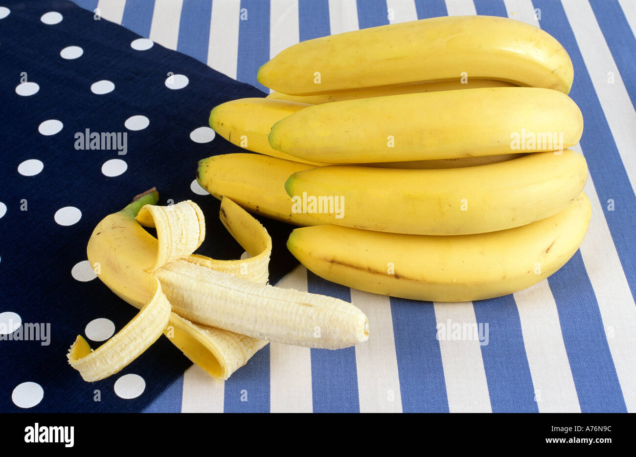Banane essen hi-res stock photography and images - Alamy
