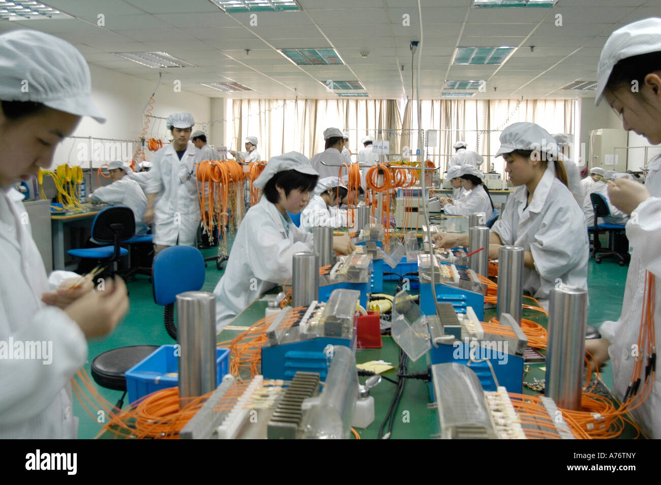 China chinese female factory workers hi-res stock photography and images - Alamy