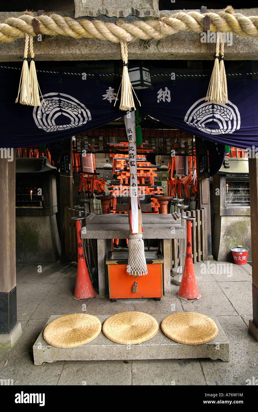 Altar japonés hi-res stock photography and images - Alamy
