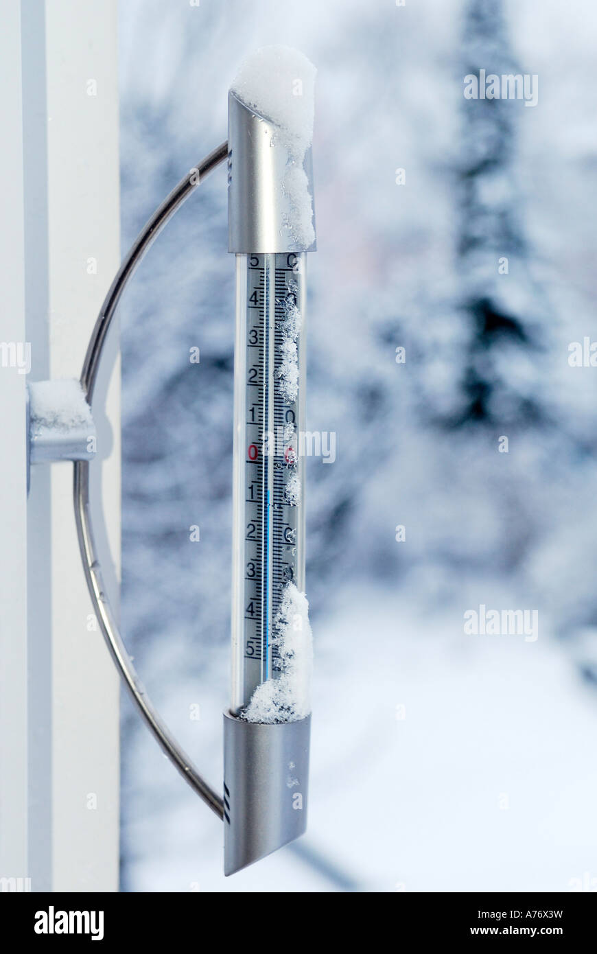 Thermometer in winter Stock Photo - Alamy