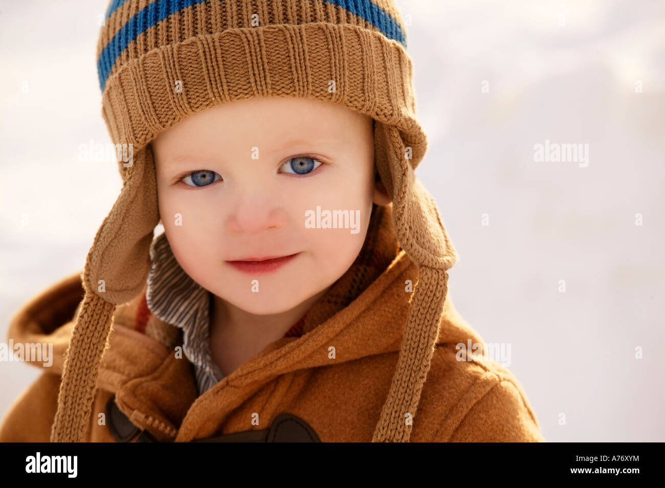 Boy wearing winter clothing Stock Photo - Alamy