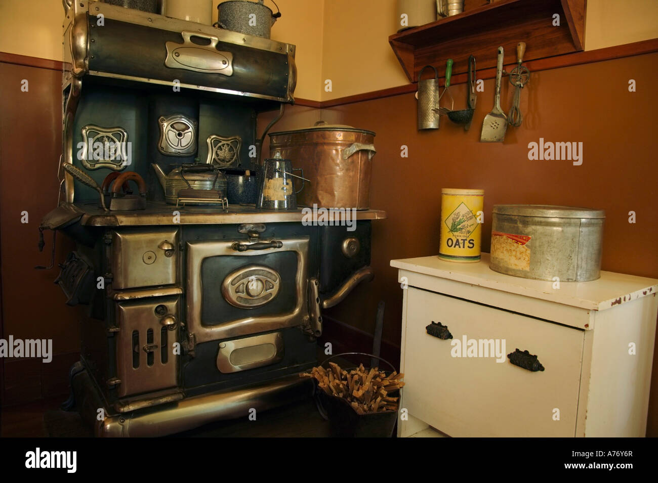 Old fashioned kitchen Stock Photo - Alamy