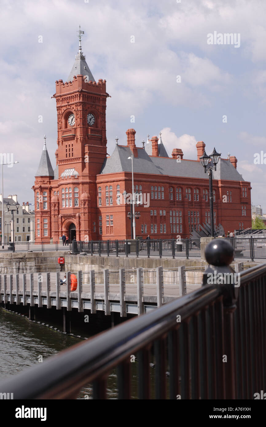 Pier head clock cardiff hi-res stock photography and images - Alamy