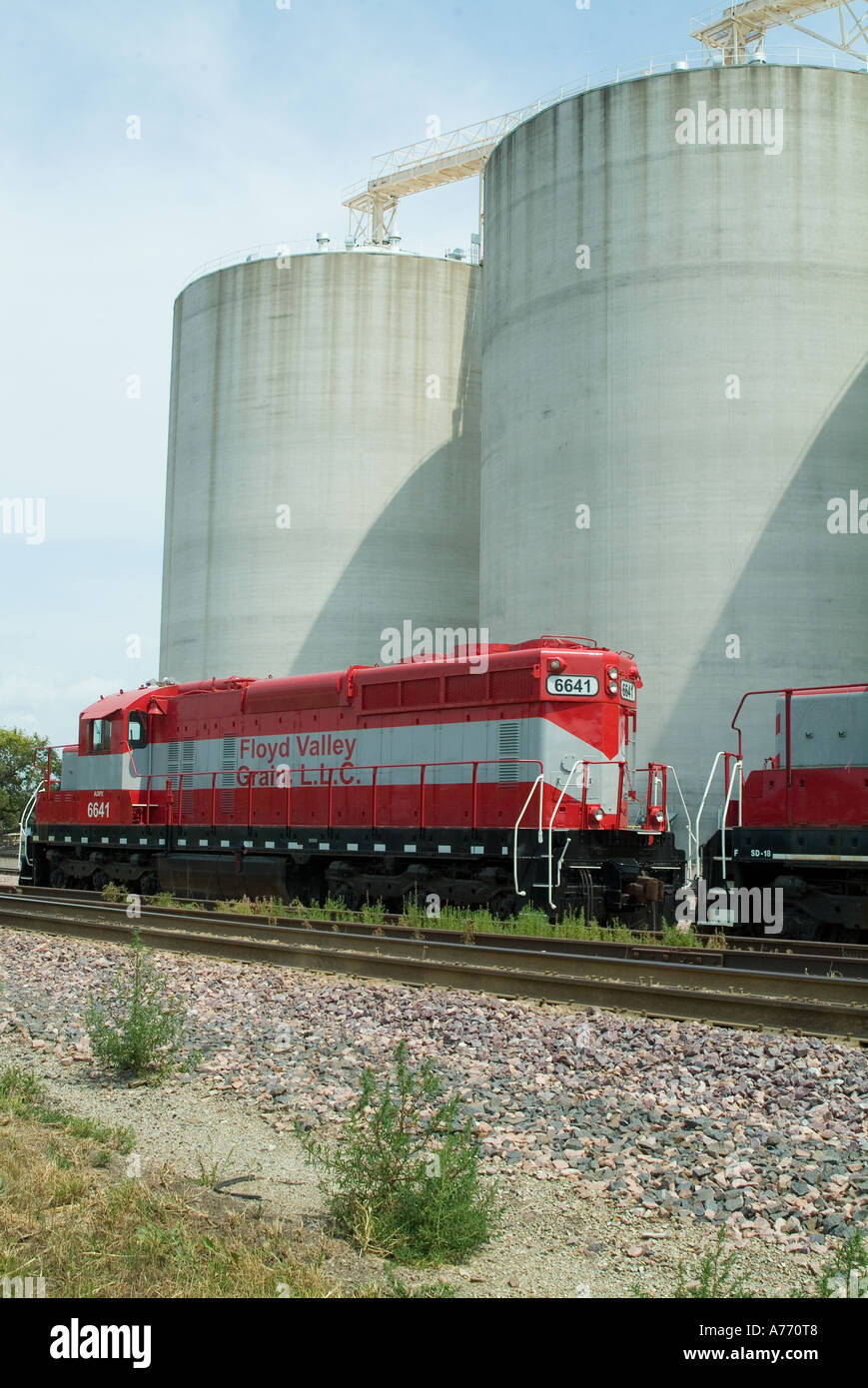 Grain silos and trains hi-res stock photography and images - Alamy