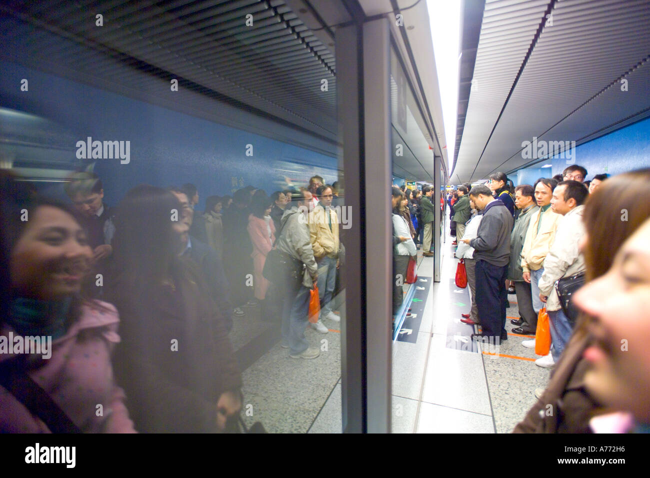 Platform screen doors hi-res stock photography and images - Alamy