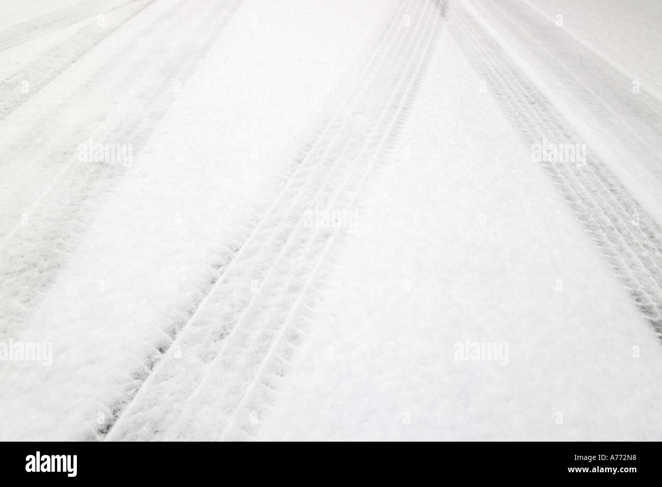 Snow on a road hi-res stock photography and images - Alamy