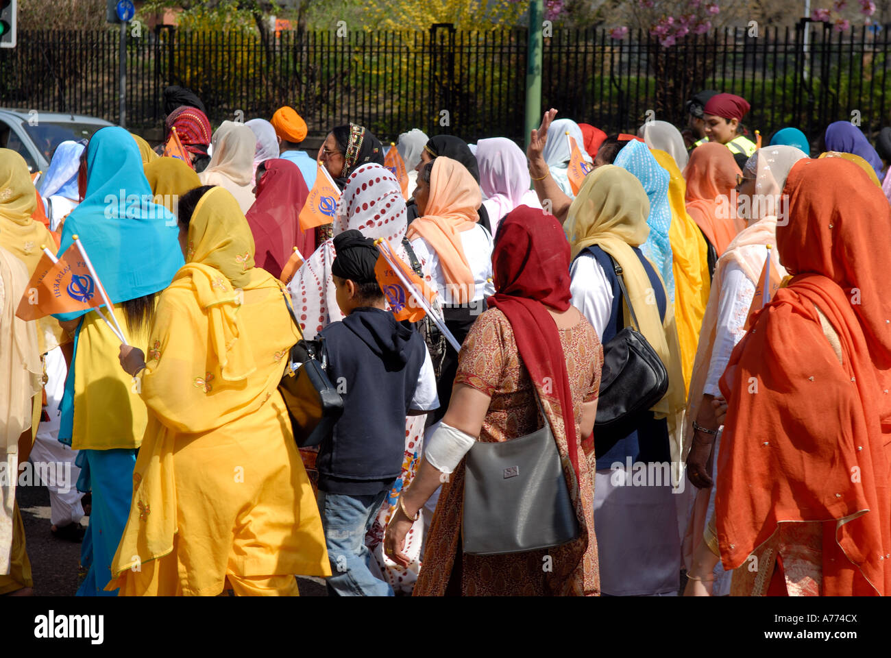 Sikh women colorful sari hi-res stock photography and images - Alamy