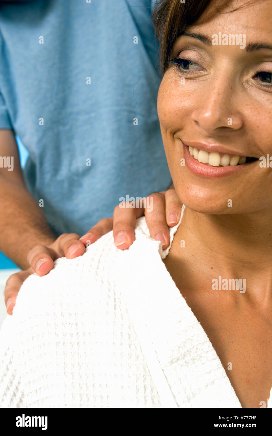 woman having shoulder massage Stock Photo - Alamy