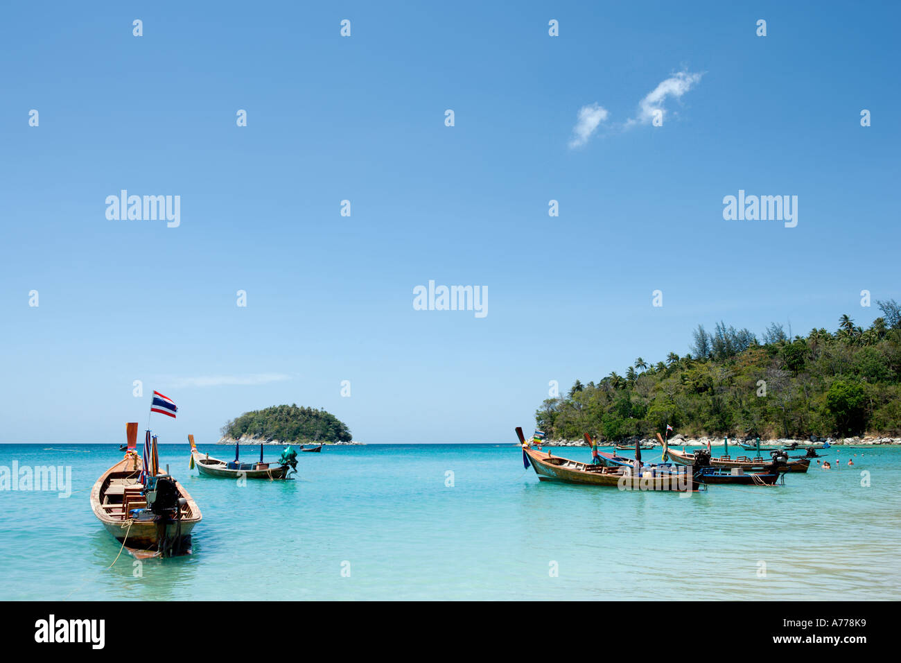 Traditional thai boats hi-res stock photography and images - Alamy