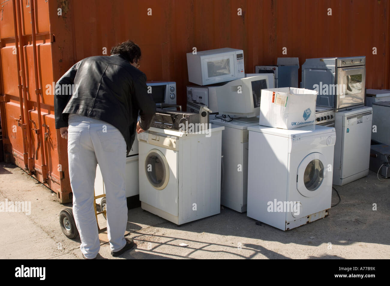 Recycle recycling washing machines hi-res stock photography and images ...