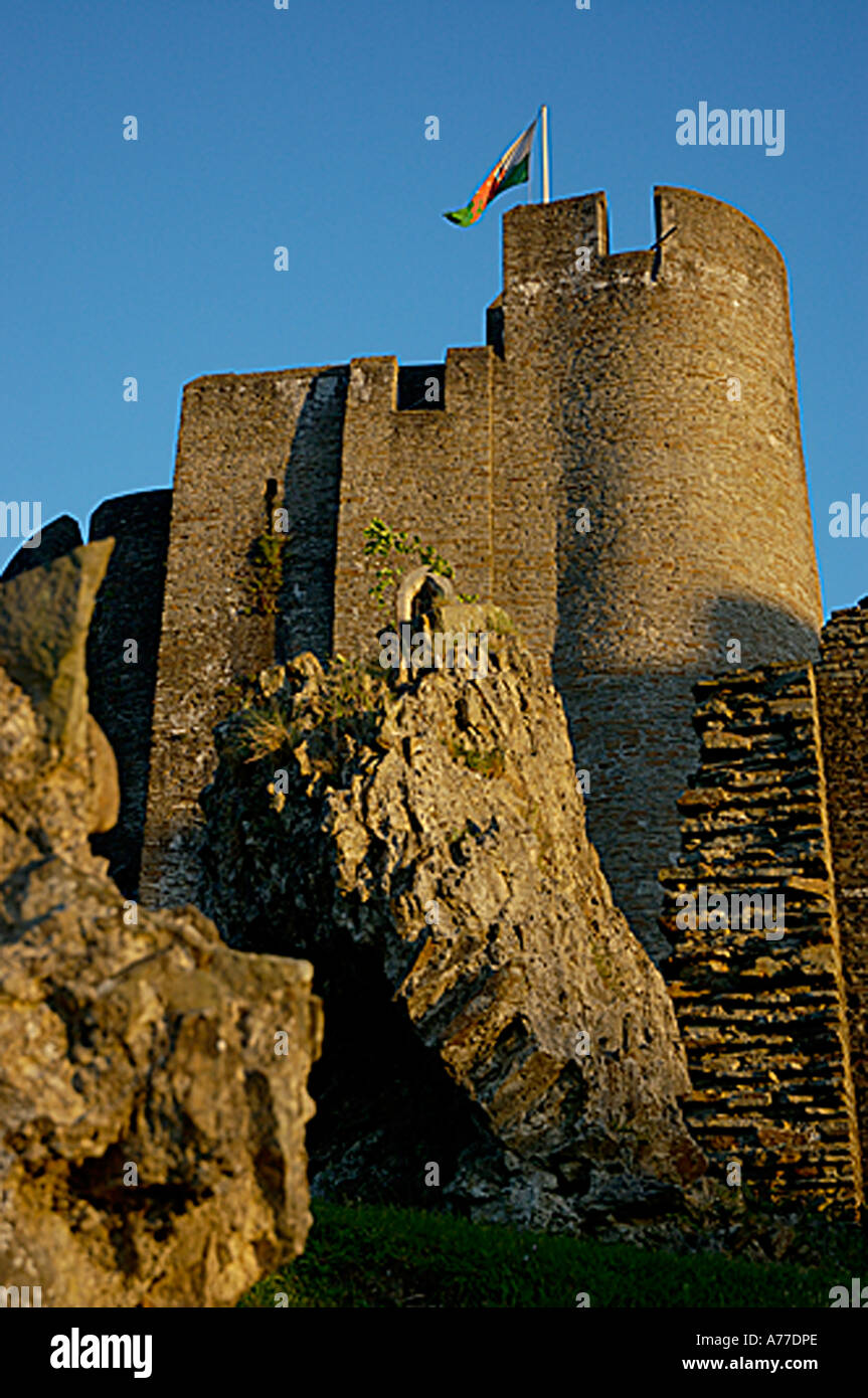 Welsh flag caerphilly castle hi-res stock photography and images - Alamy