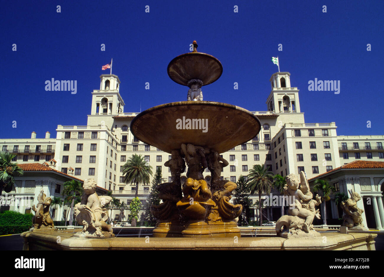 Fountain entrance breakers hotel palm hi-res stock photography and ...