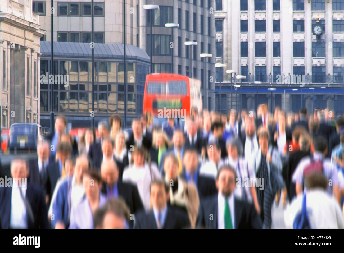 LONDON ENGLAND COMMUTERS LONDON BRIDGE Stock Photo - Alamy