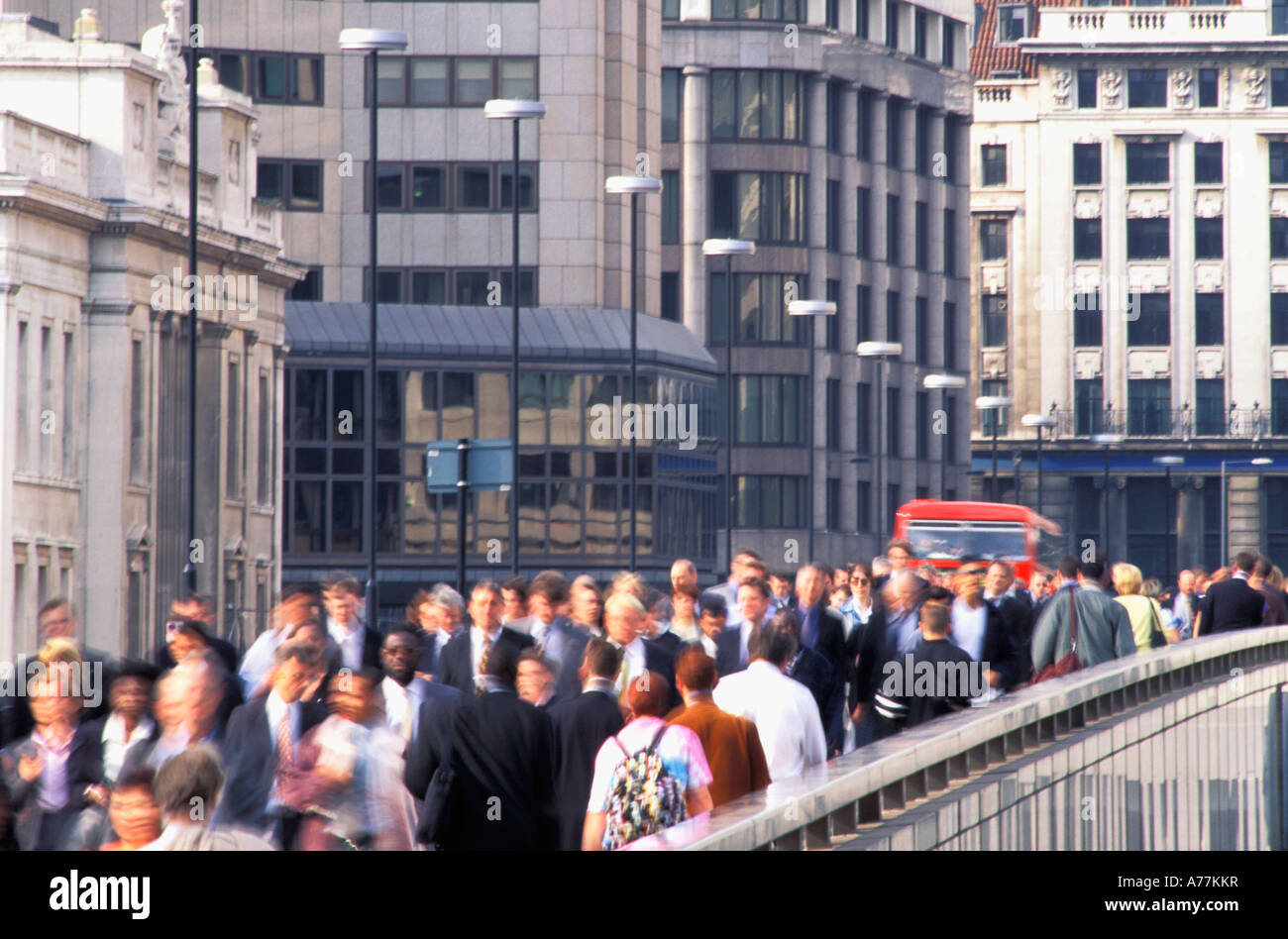 LONDON ENGLAND COMMUTERS LONDON BRIDGE Stock Photo - Alamy