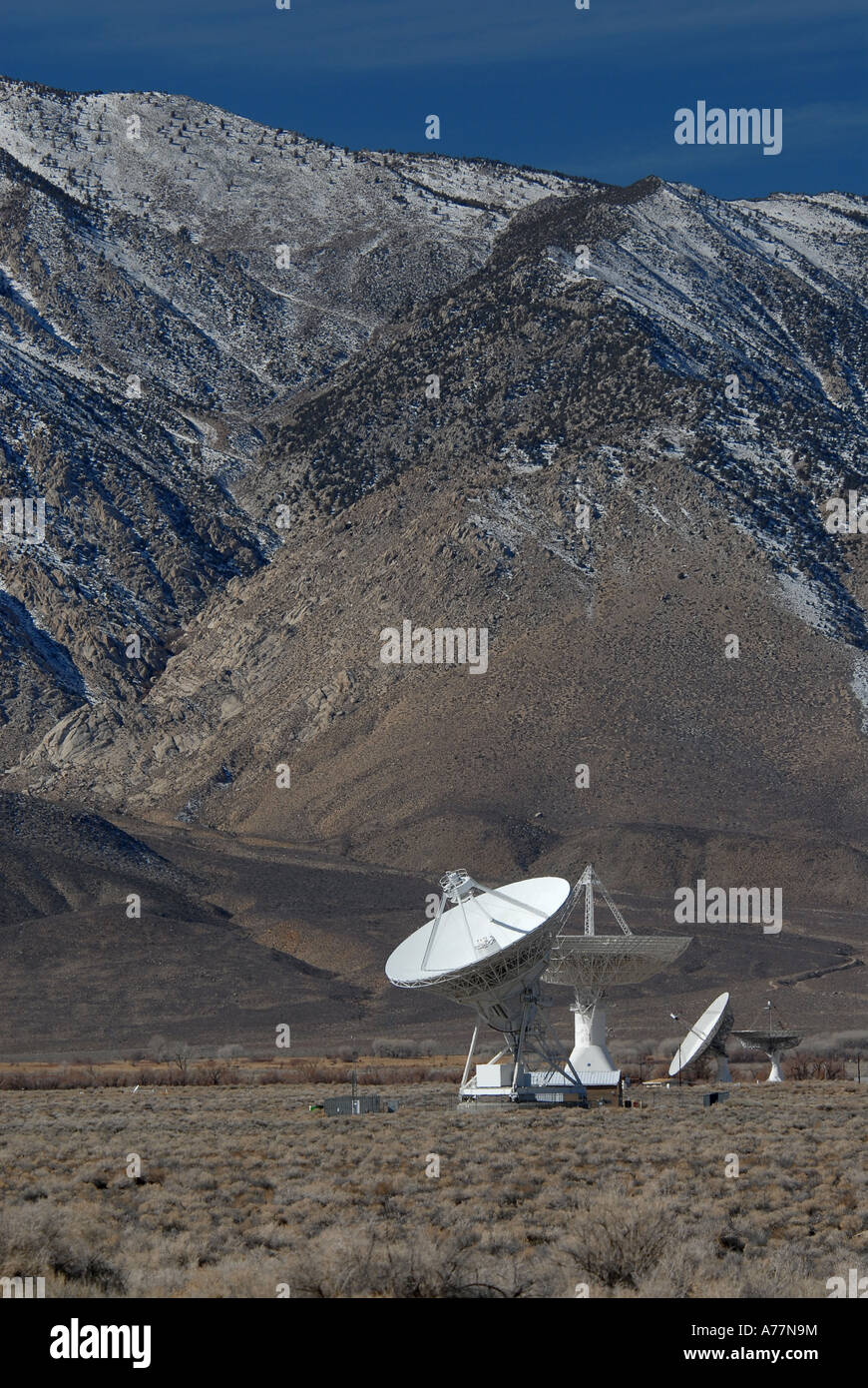 Owens Valley antenna array against the eastern Sierras Stock Photo - Alamy