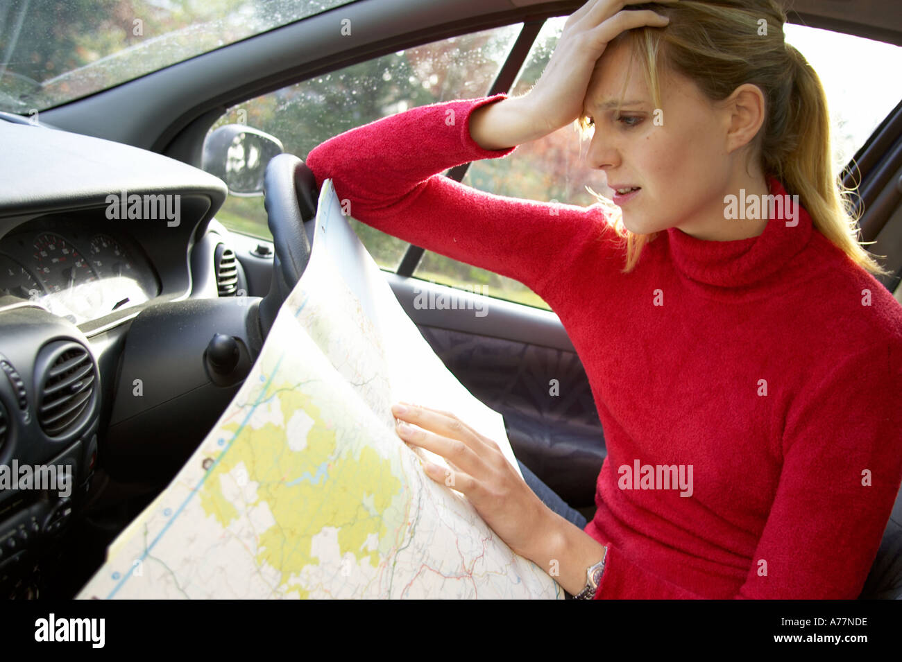 Read maps woman car hi-res stock photography and images - Alamy