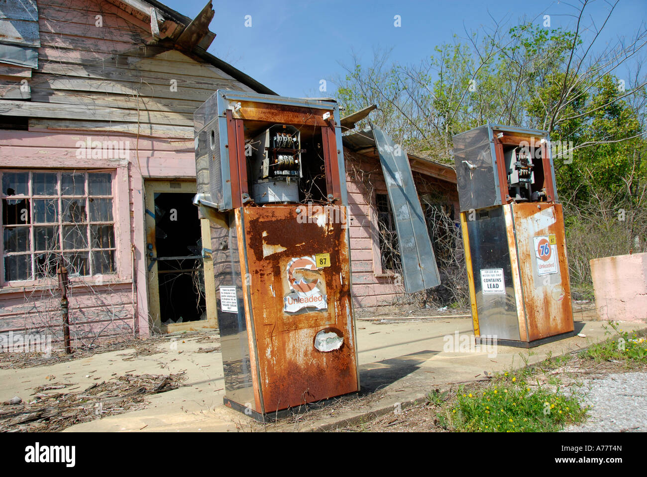 Run down gas station hi-res stock photography and images - Alamy
