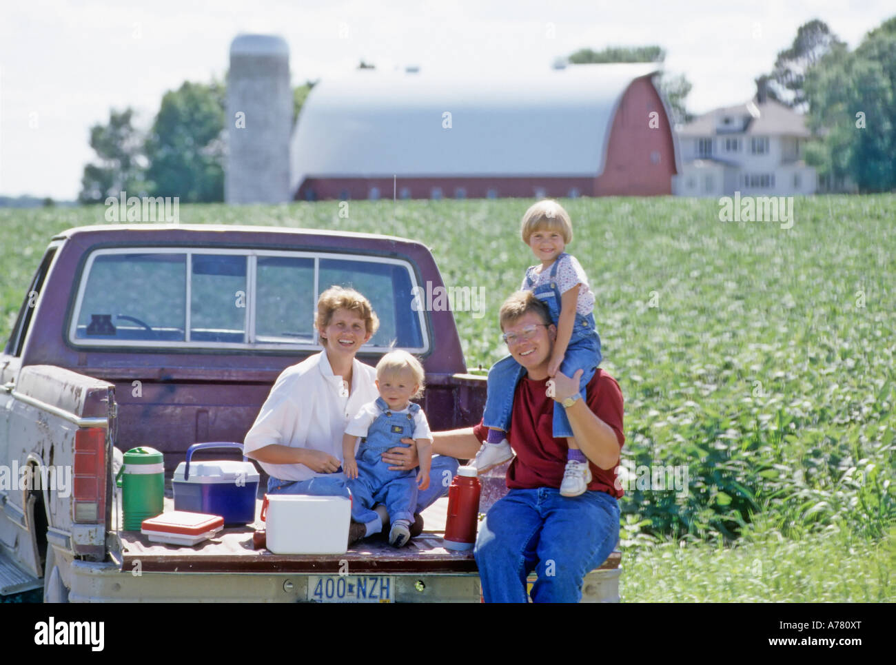Farmer and wife barn hi-res stock photography and images - Alamy