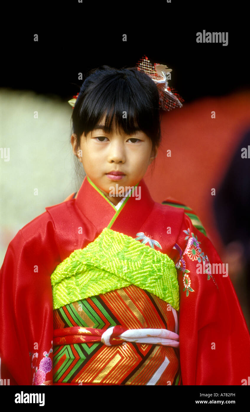 Japan child in traditional dress kimono Stock Photo - Alamy
