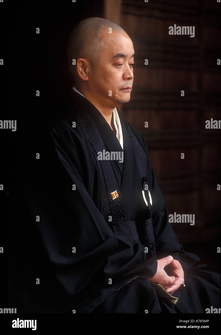 Buddisth monk meditating with hands together Myoshinji Temple Kyoto ...