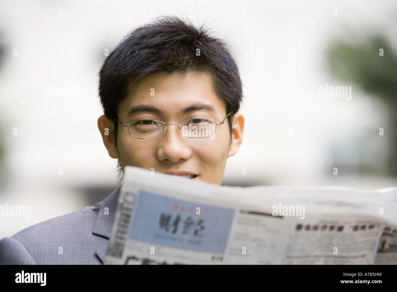 Chinese people reading newspapers hi-res stock photography and images ...
