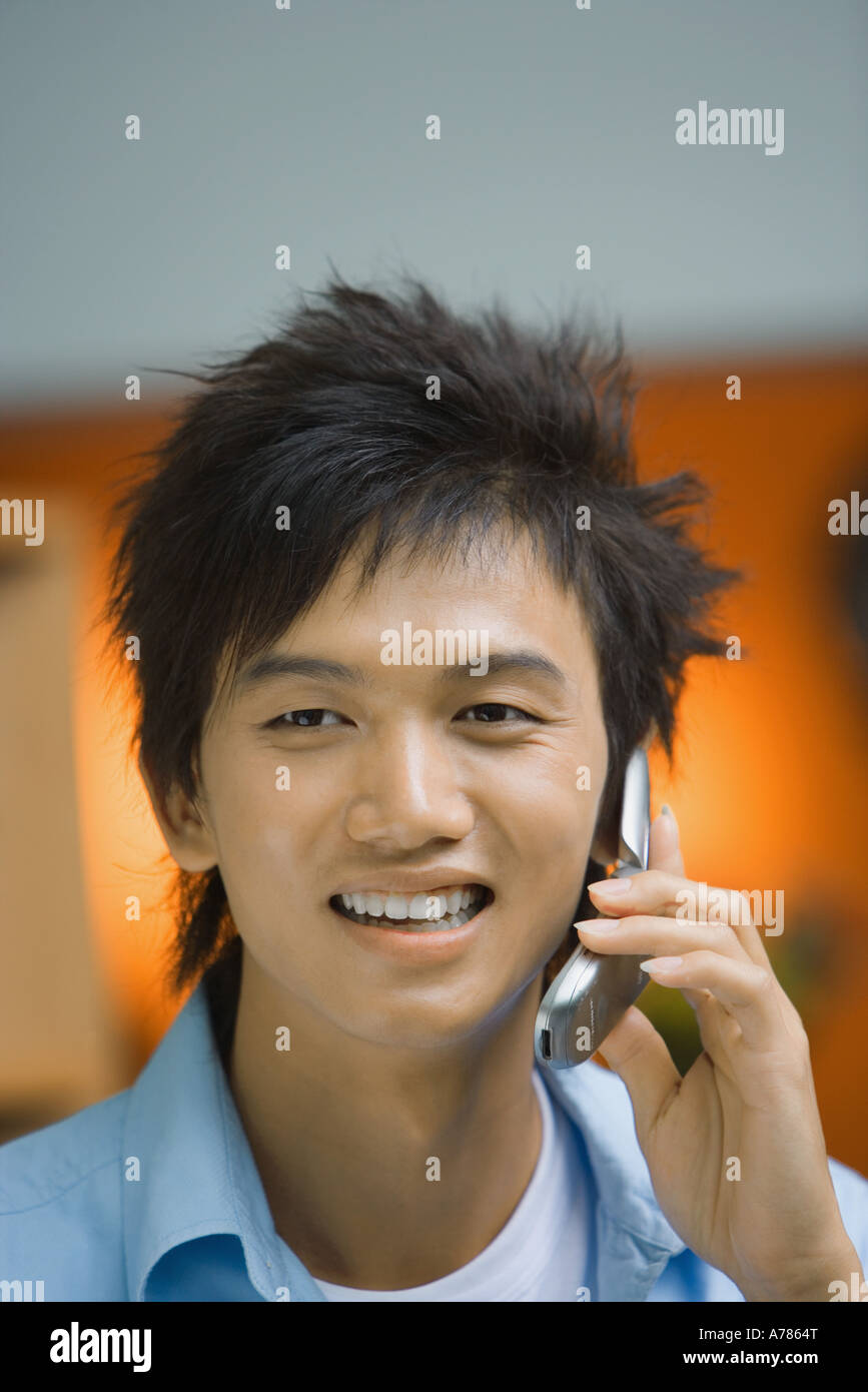 Man using cell phone, portrait Stock Photo - Alamy