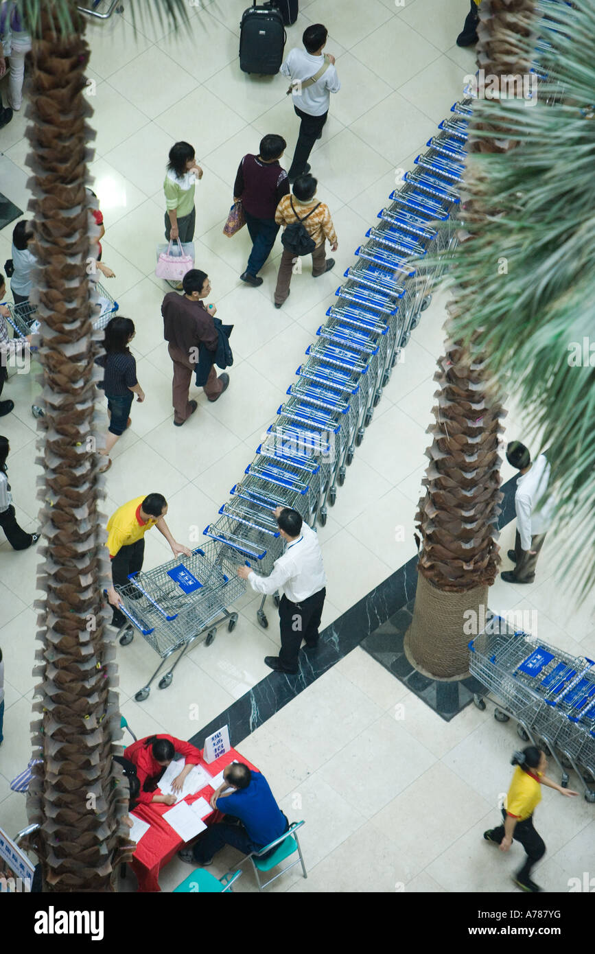 Employee shopping carts hi-res stock photography and images - Alamy