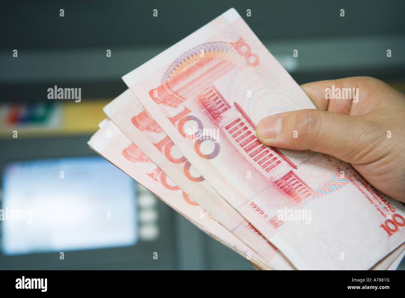 100 yuan in hand hi-res stock photography and images - Alamy
