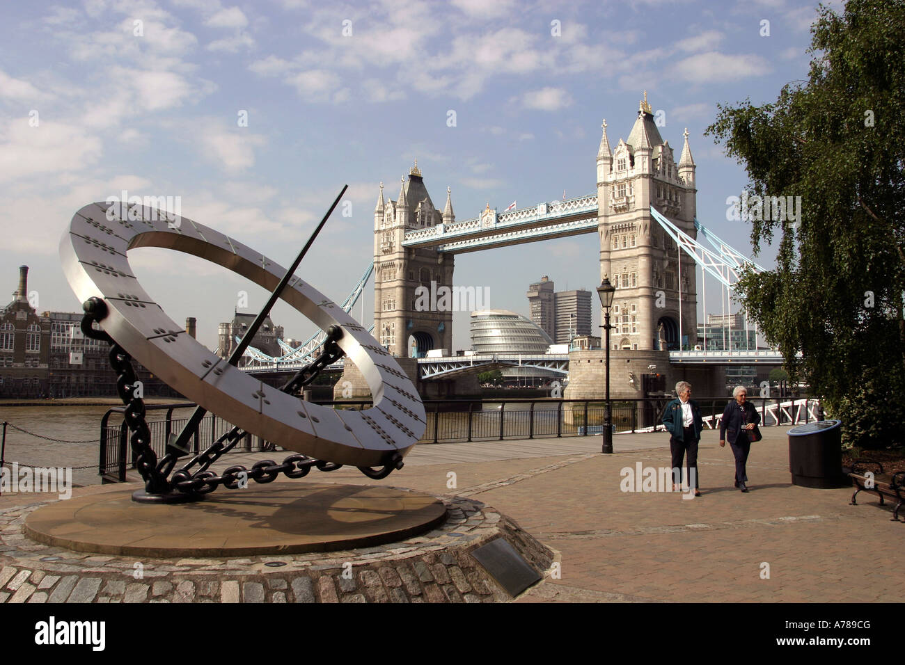 Londons famous bridges hi-res stock photography and images - Alamy