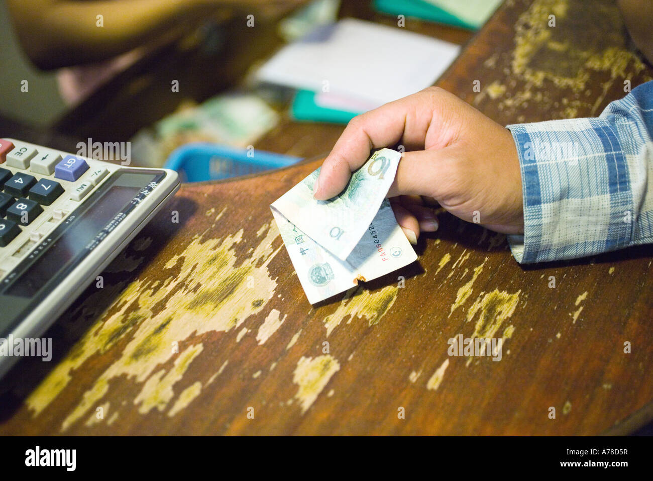 Customer holding out banknote to pay, cropped view Stock Photo - Alamy