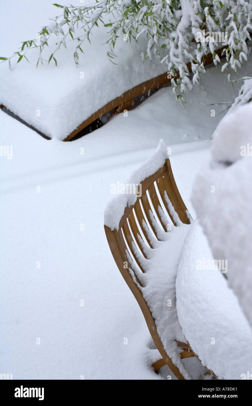 GARDEN IN HEAVY SNOW Stock Photo - Alamy