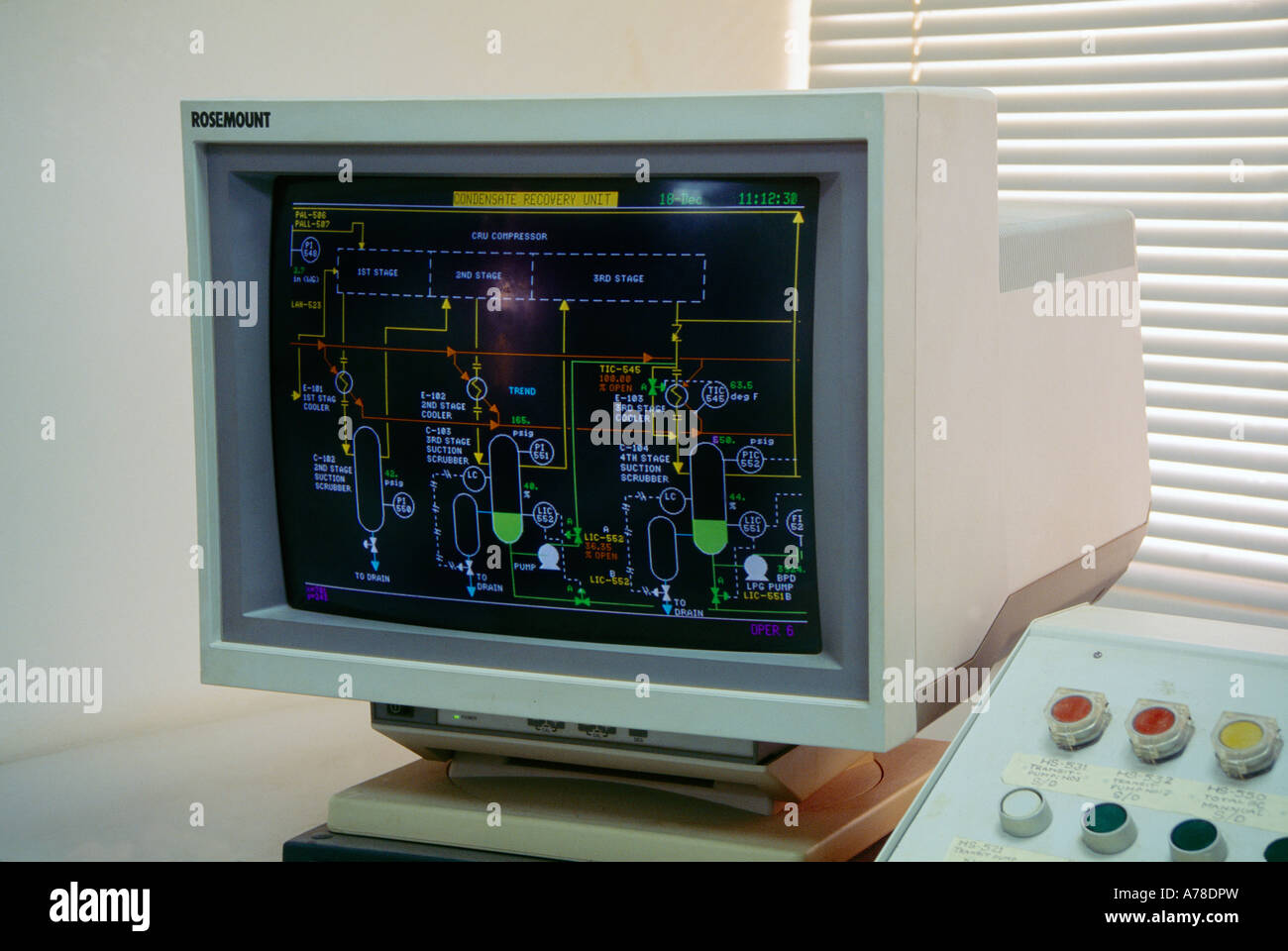 Burgan Field Kuwait Computer Controlling Oil Flow To Refinery Stock ...