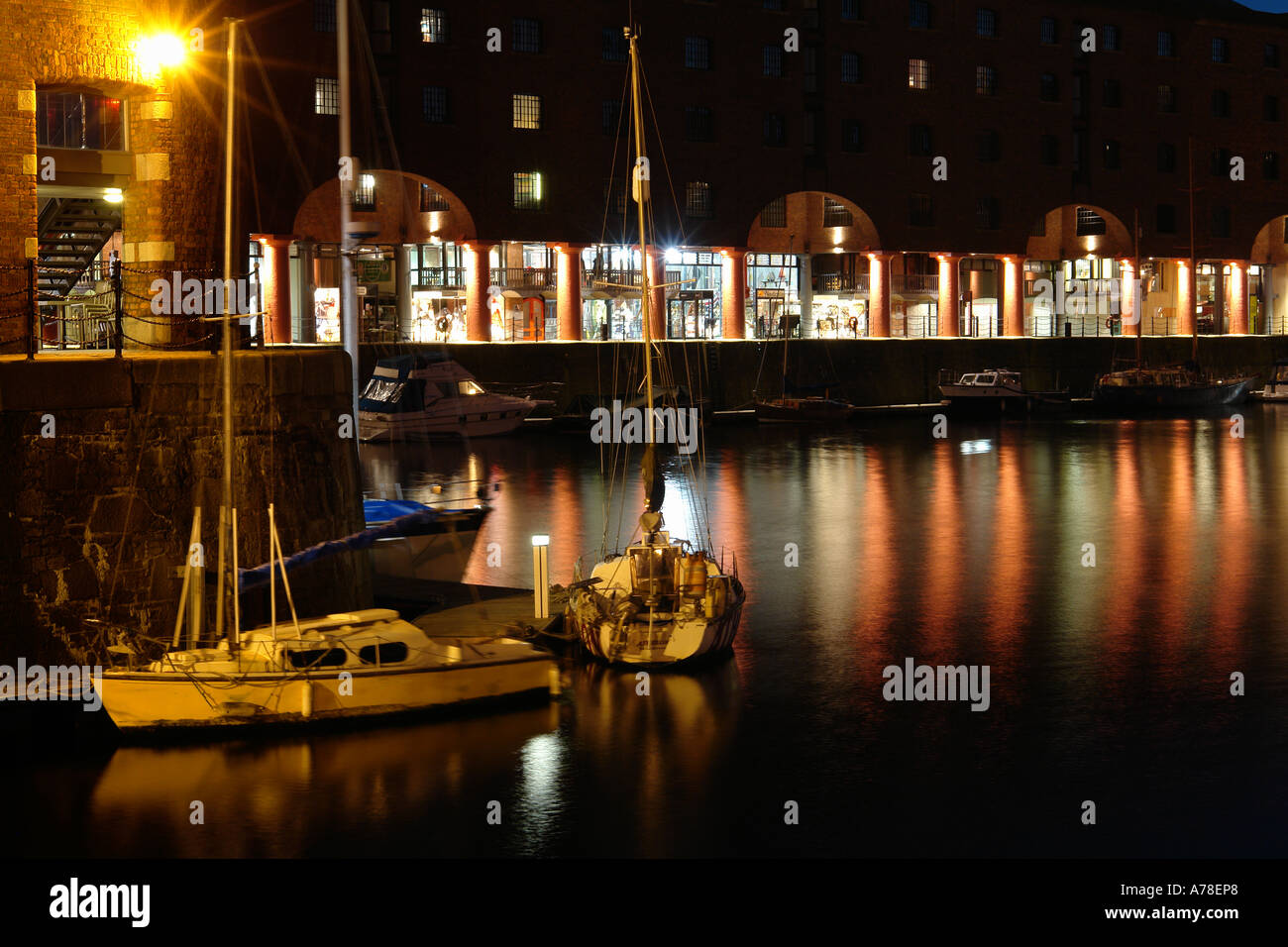 Albert dock shops hi-res stock photography and images - Alamy