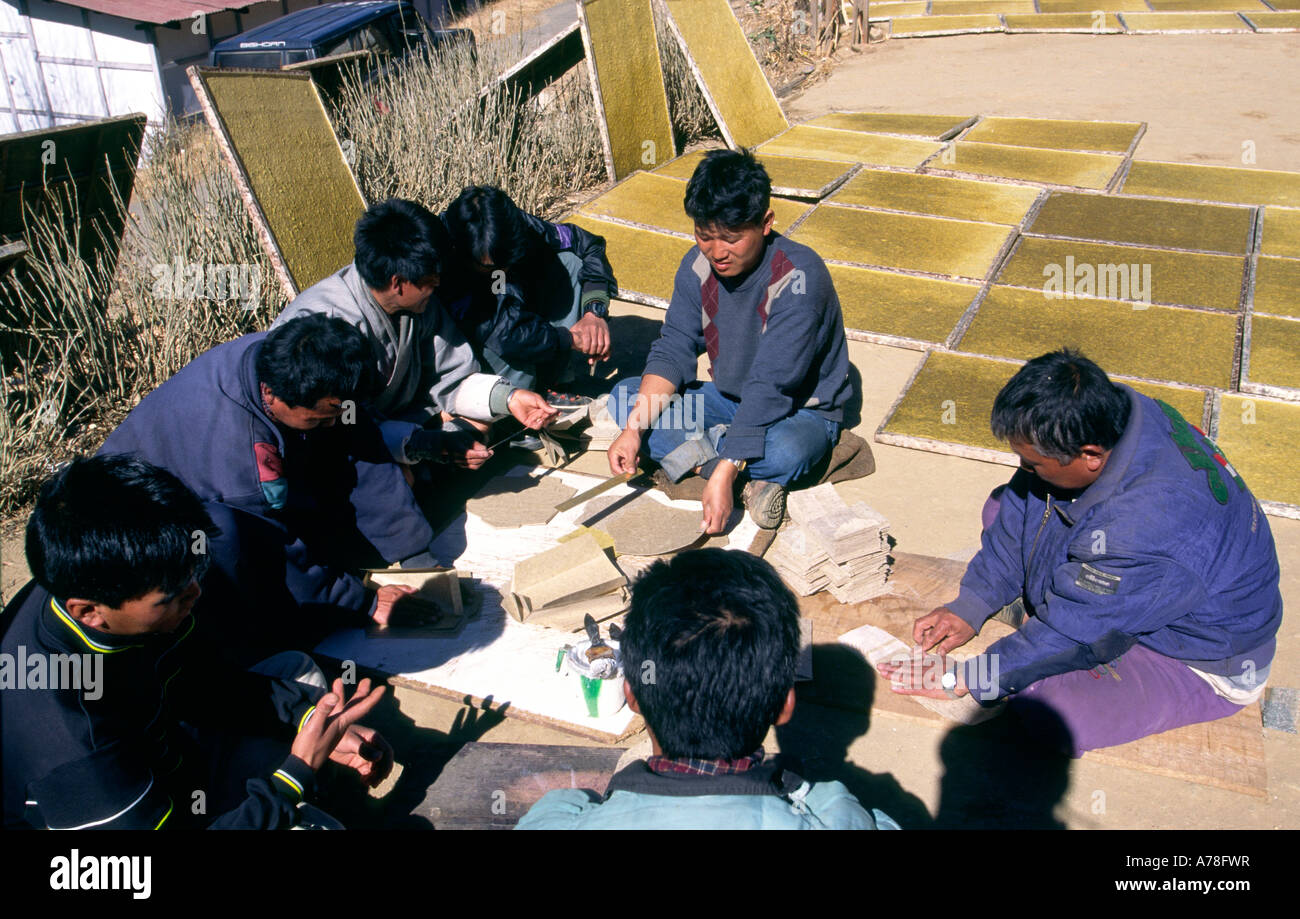 Bhutan Thimpu Crafts Jungshi paper factory hand making envelopes Stock ...