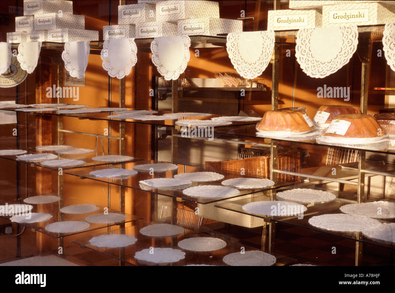 Empty cake shop hi-res stock photography and images - Alamy