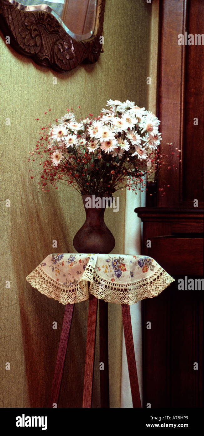 Vase on stand hi-res stock photography and images - Alamy
