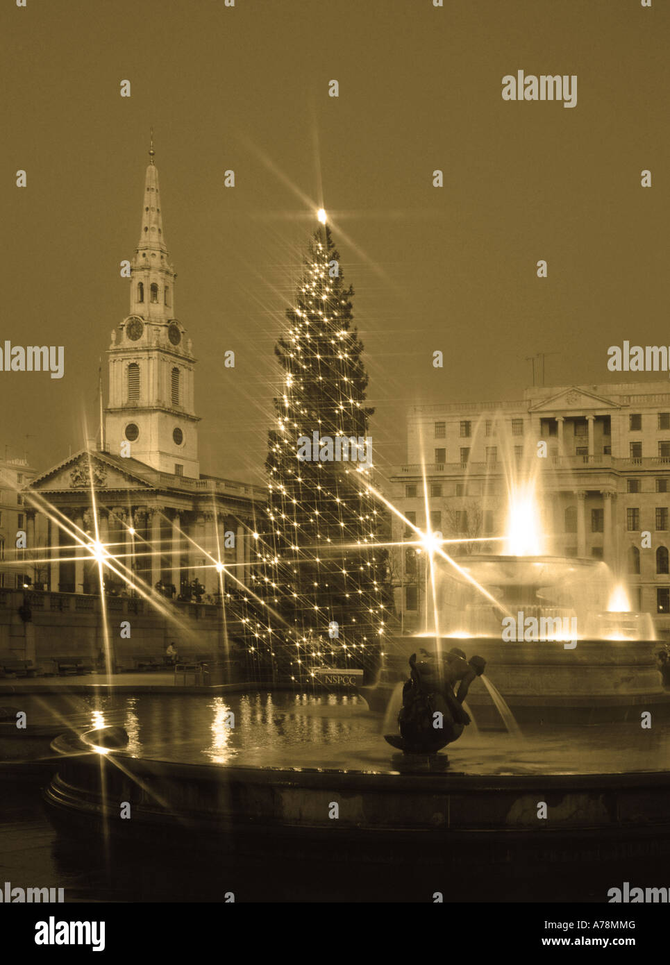 Lit up outdoor christmas tree uk hi-res stock photography and images ...