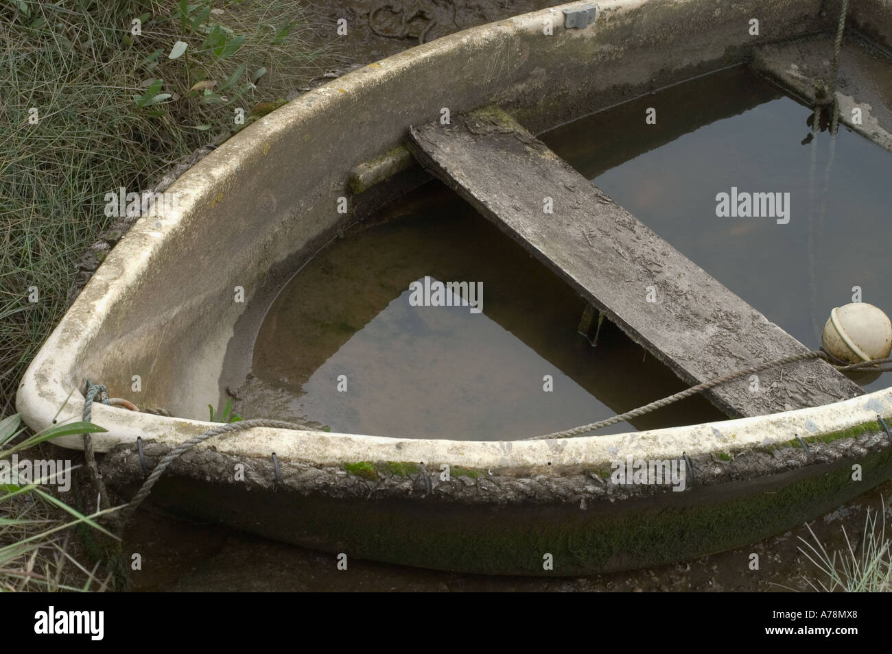 Sunken boat on lake hi-res stock photography and images - Alamy