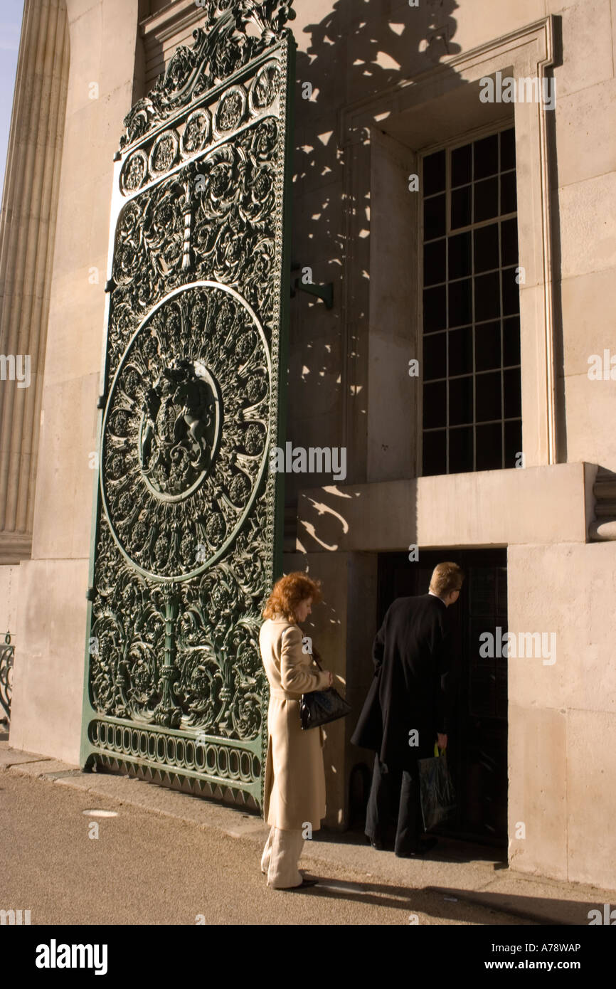Inside wellington arch gate hi-res stock photography and images - Alamy