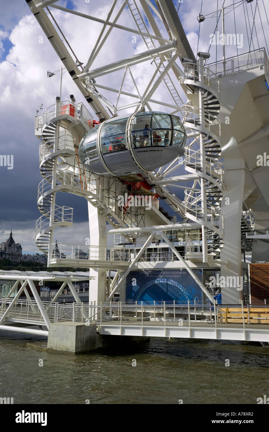 Passenger pod and mechanics of the London Eye 2004 Stock Photo - Alamy