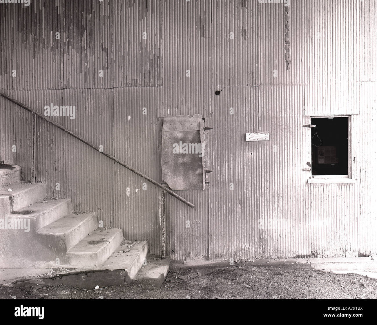 Run down trashy abandoned building Stock Photo - Alamy