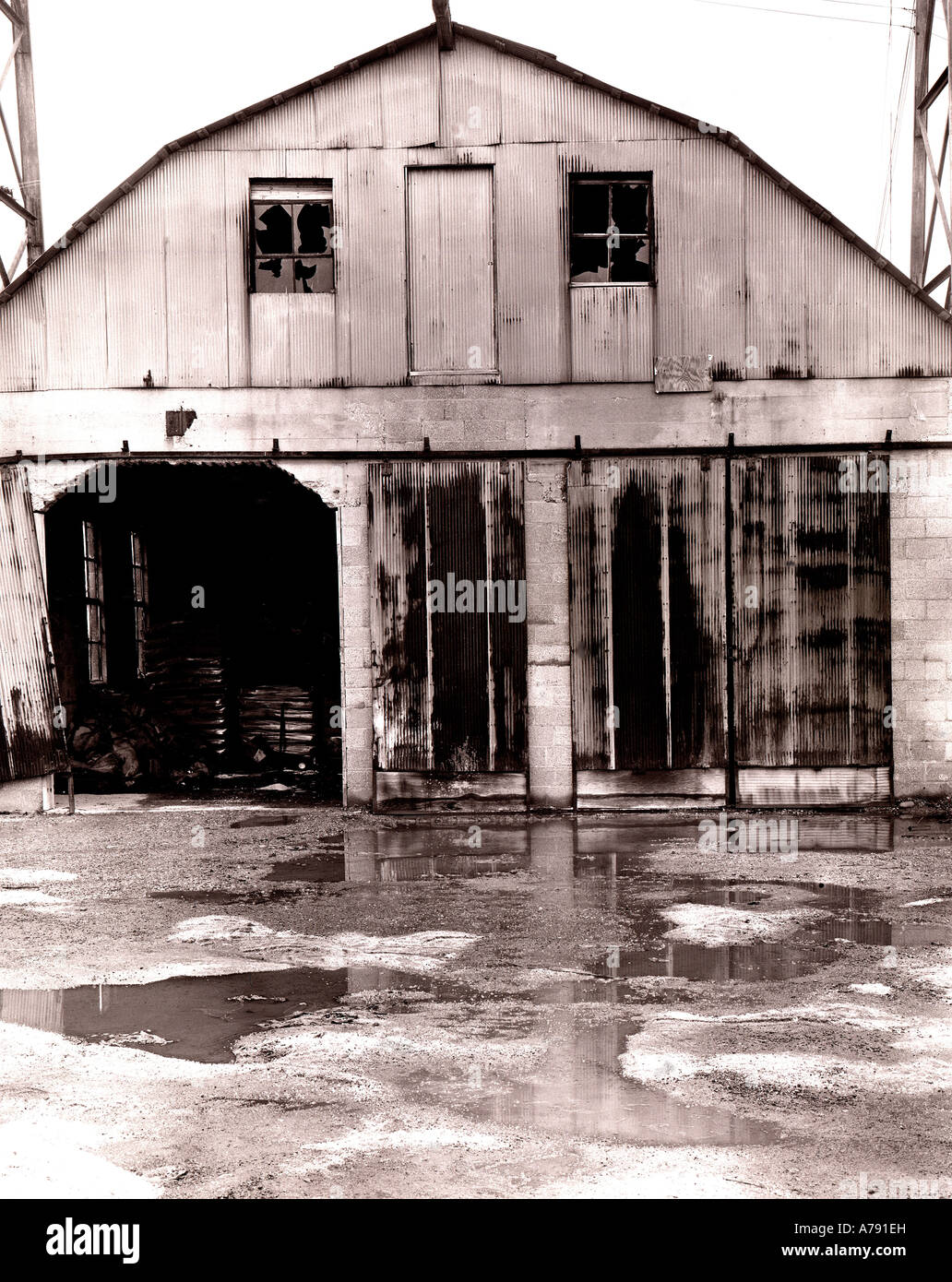 Run down trashy abandoned building Stock Photo - Alamy