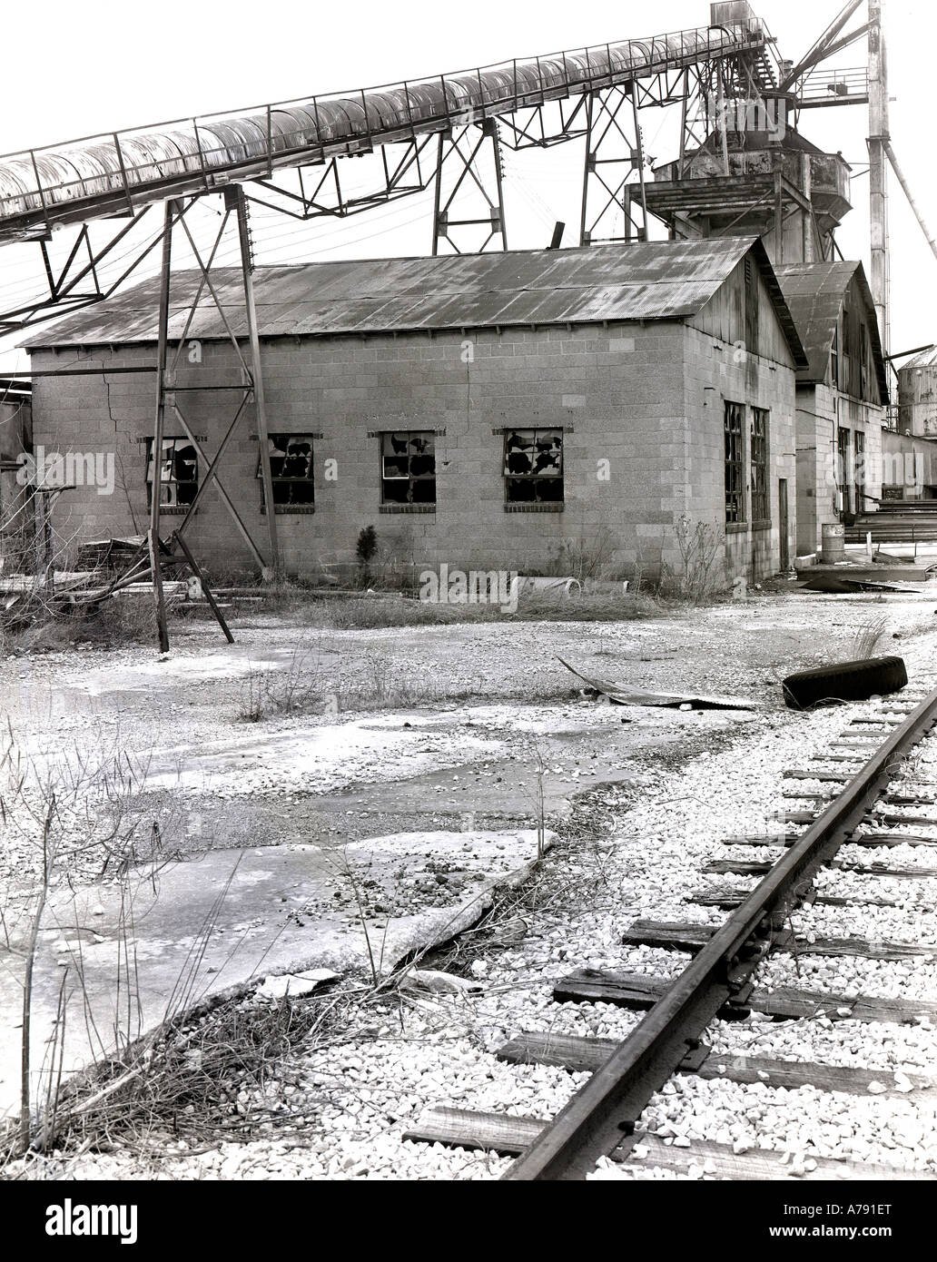 Run down trashy abandoned building Stock Photo - Alamy