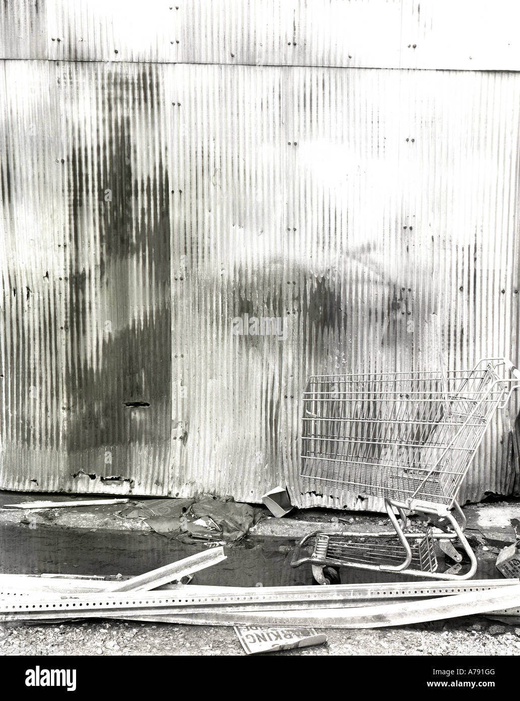 Run down trashy abandoned building Stock Photo - Alamy