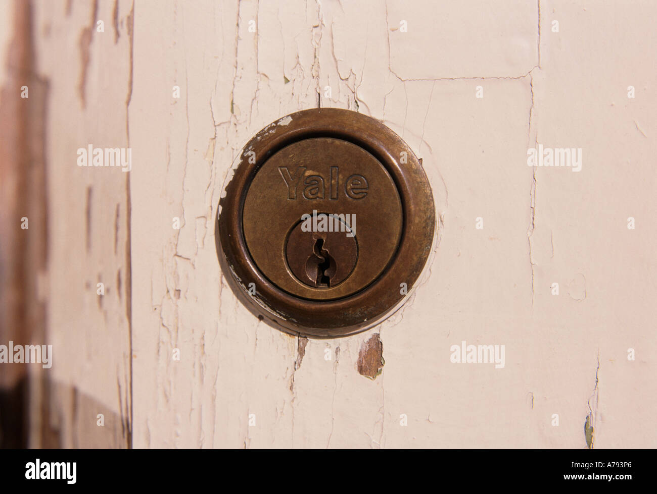 Brass Yale key hole on wooden house door Stock Photo - Alamy