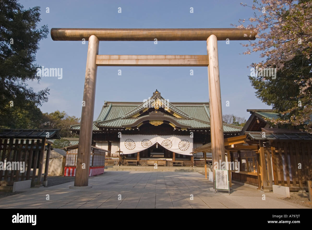 Yasukuni shrine memorial hi-res stock photography and images - Alamy