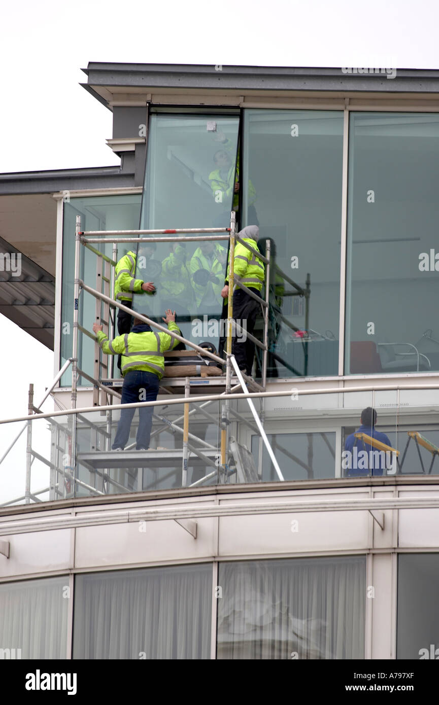 A group of construction workers uk hi-res stock photography and images ...