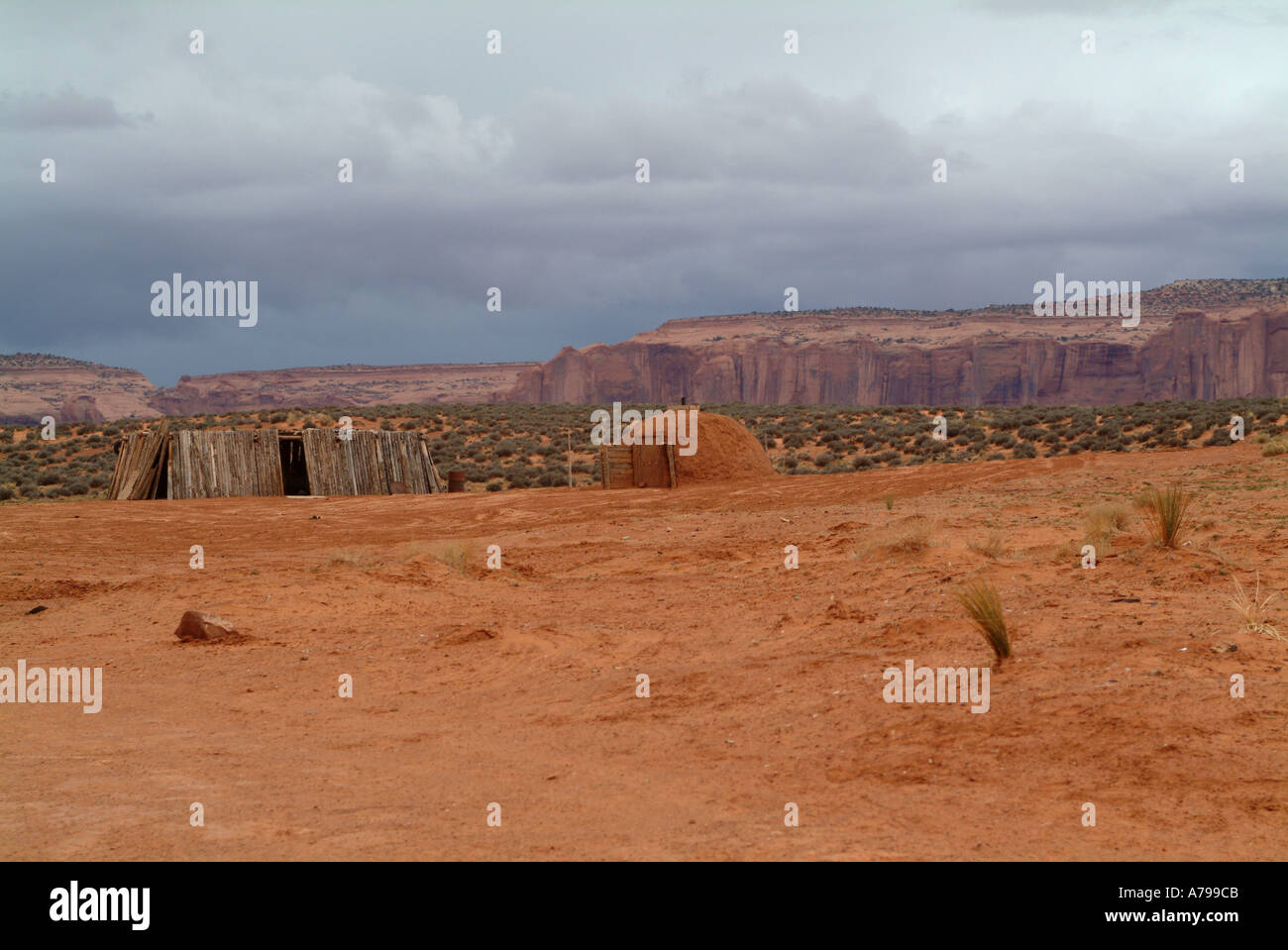 Navajo indian hut hi-res stock photography and images - Alamy