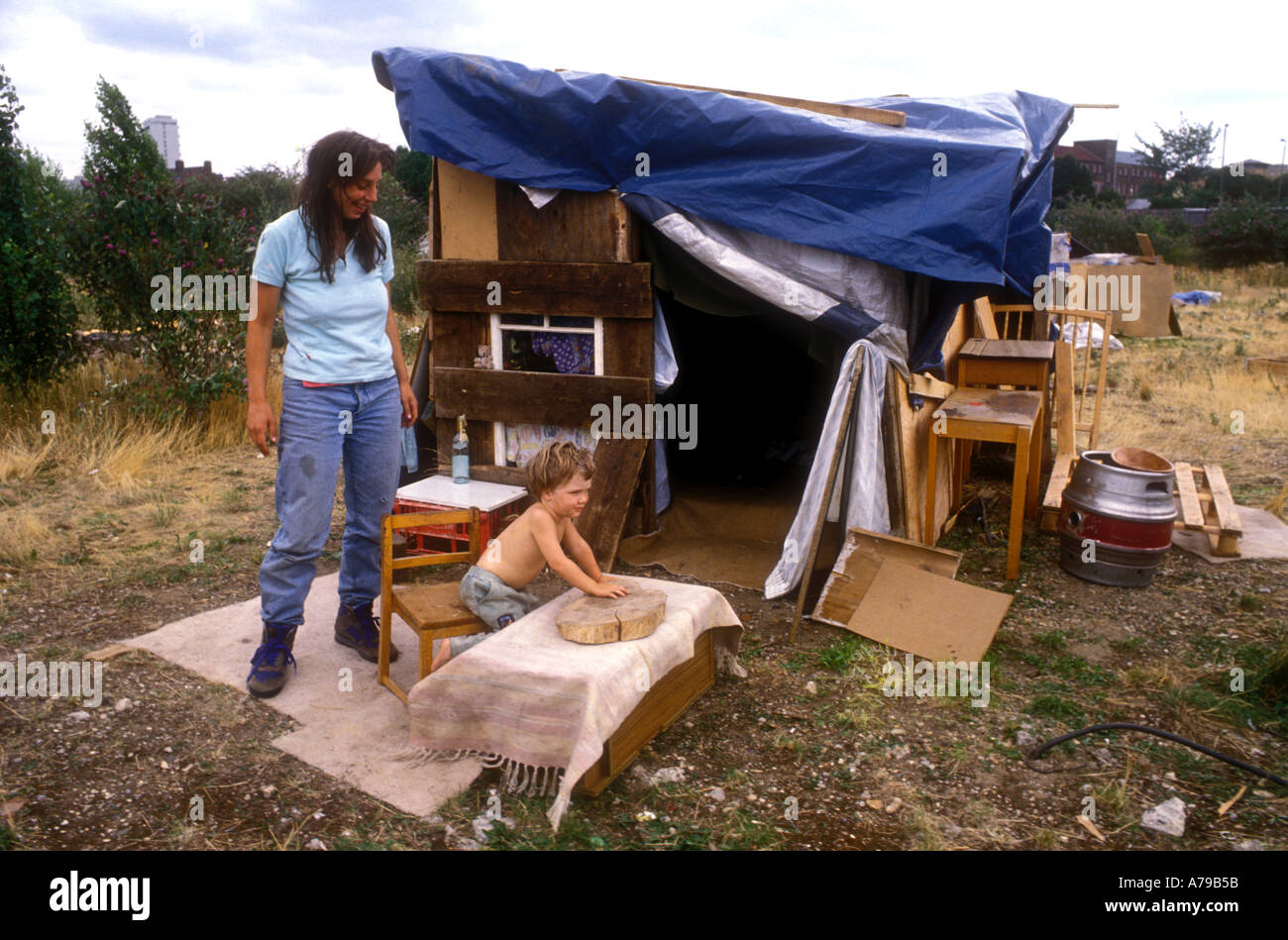Homeless mother and child uk hi-res stock photography and images - Alamy